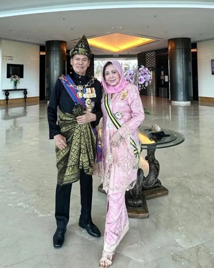 Jejai Dapat Gelaran Datuk, Bapa 3 Anak Ini Segak Ditemani Ibu Bapa ...