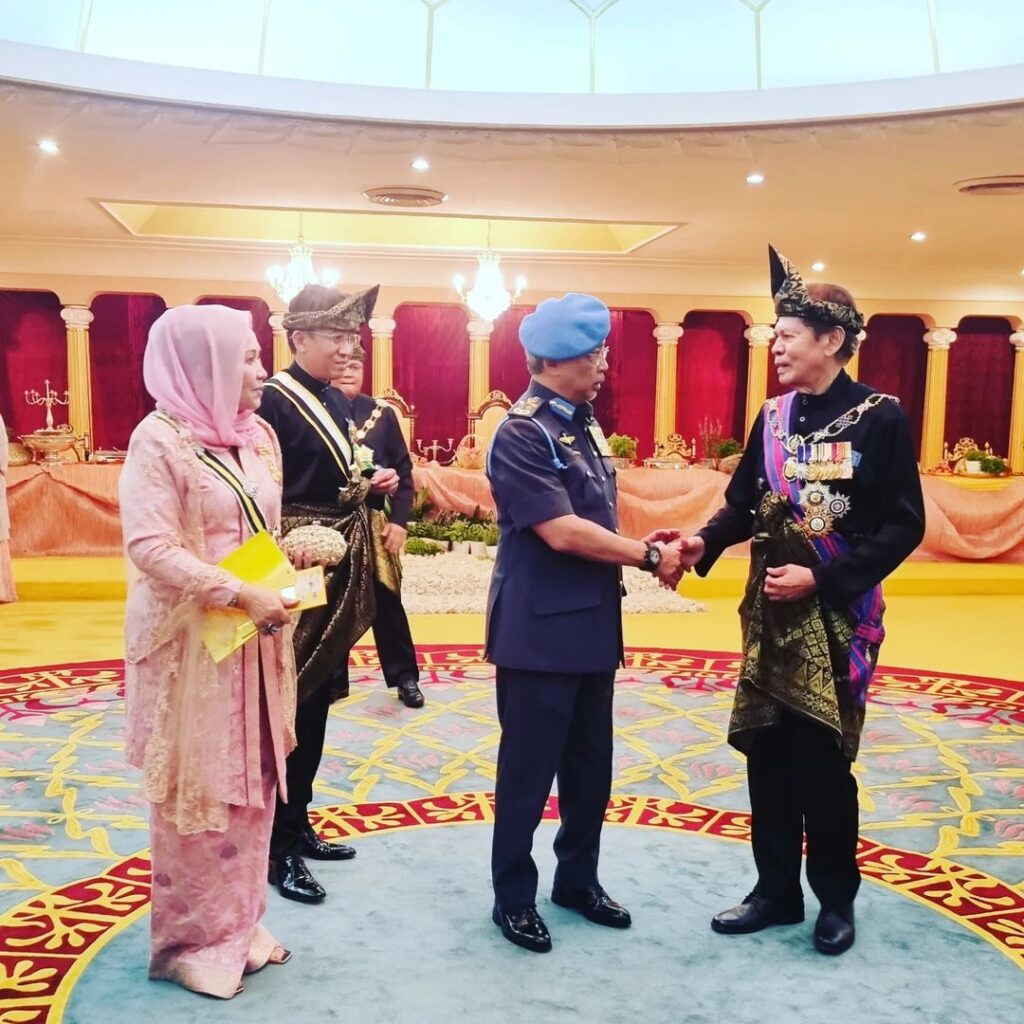 Jejai Dapat Gelaran Datuk, Bapa 3 Anak Ini Segak Ditemani Ibu Bapa ...