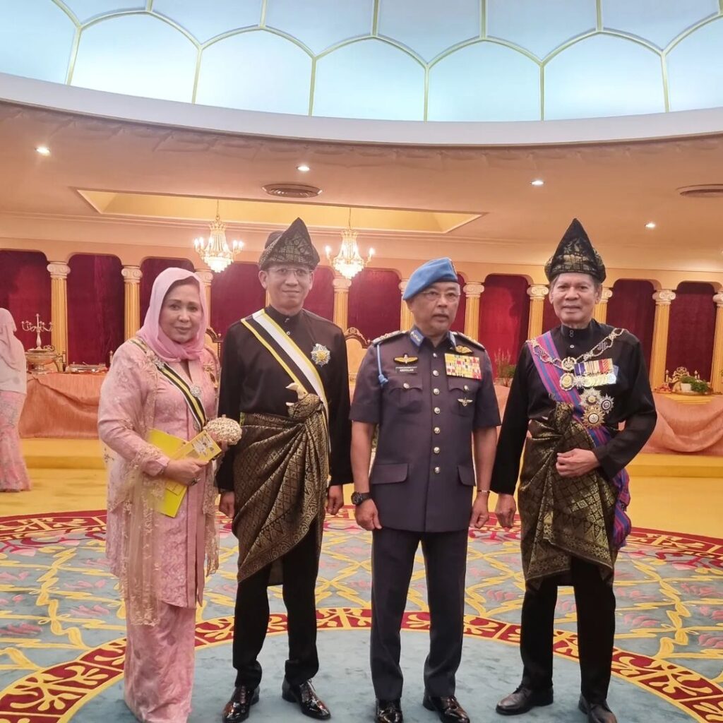 Jejai Dapat Gelaran Datuk, Bapa 3 Anak Ini Segak Ditemani Ibu Bapa ...