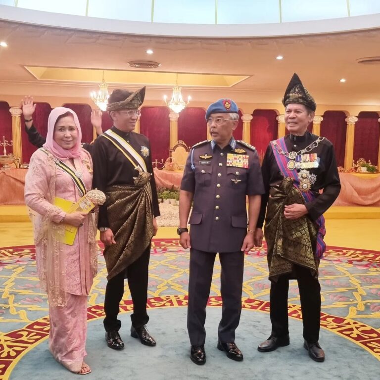 Jejai Dapat Gelaran Datuk, Bapa 3 Anak Ini Segak Ditemani Ibu Bapa ...