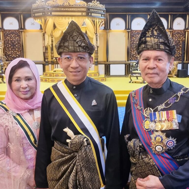 Jejai Dapat Gelaran Datuk, Bapa 3 Anak Ini Segak Ditemani Ibu Bapa ...
