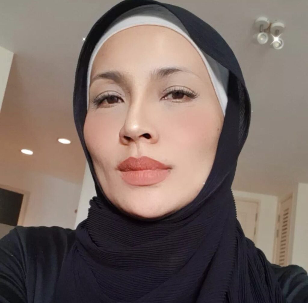 Kecantikan Tak Memudar Pada Usia 49 Tahun NORISH KARMAN Tenang Bergelar Ibu Tunggal Kepada 4 Anak