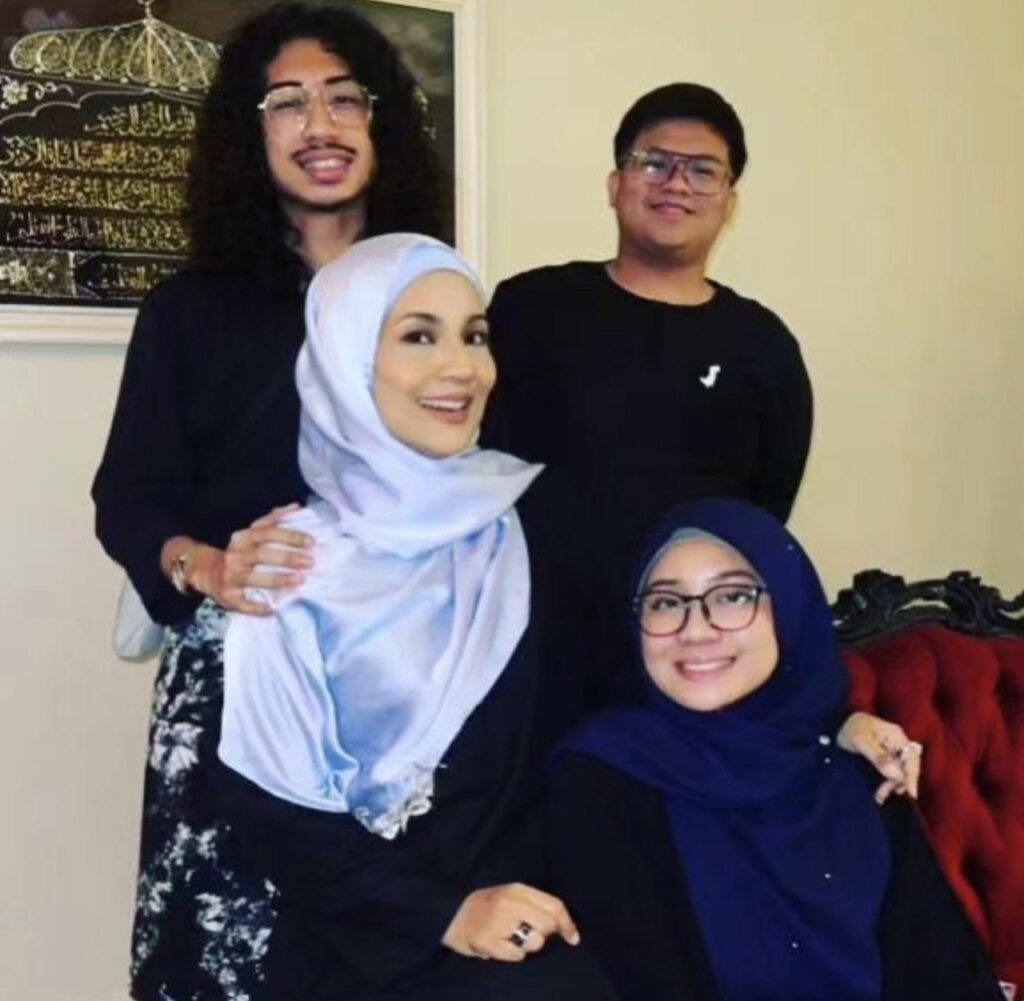 Kecantikan Tak Memudar Pada Usia 49 Tahun NORISH KARMAN Tenang Bergelar Ibu Tunggal Kepada 4 Anak