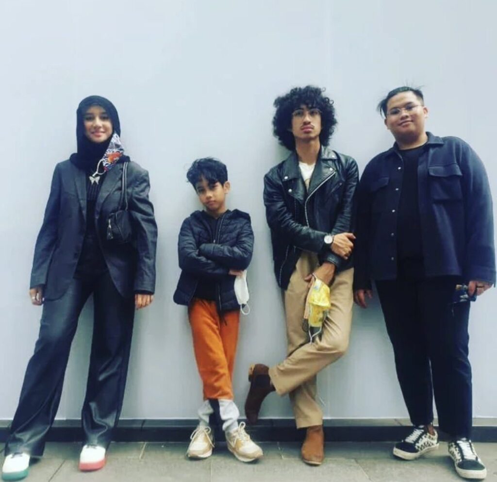 Kecantikan Tak Memudar Pada Usia 49 Tahun NORISH KARMAN Tenang Bergelar ...