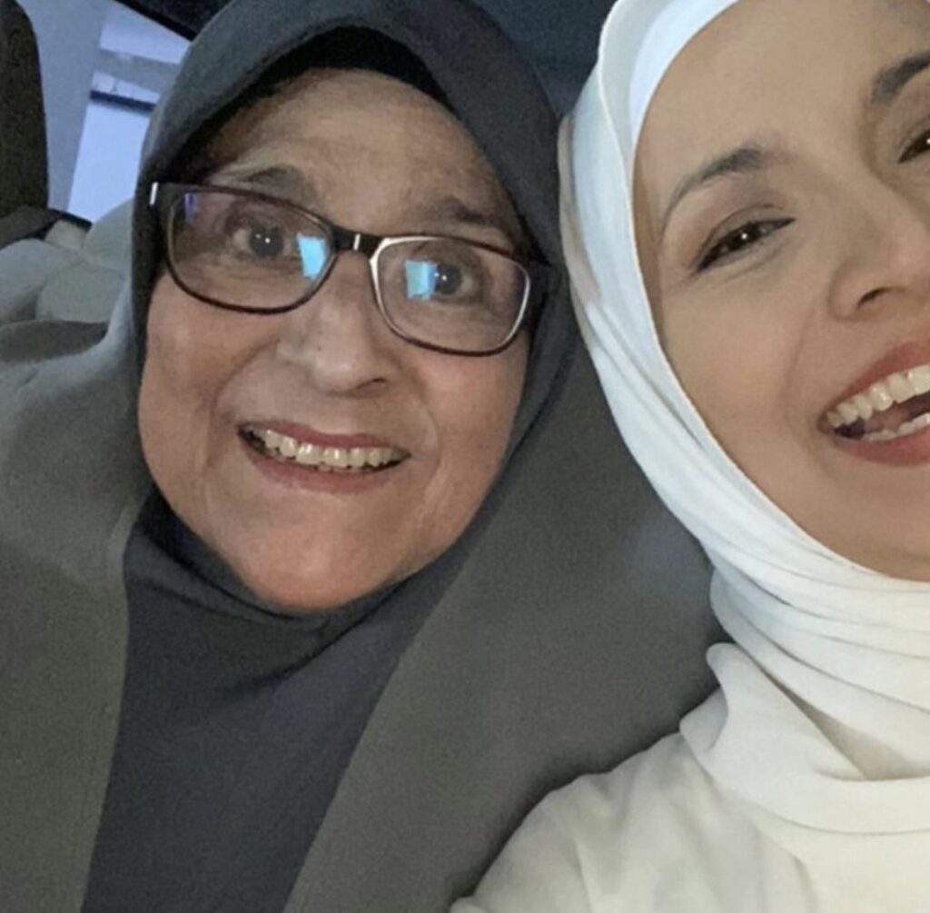 Kecantikan Tak Memudar Pada Usia 49 Tahun NORISH KARMAN Tenang Bergelar Ibu Tunggal Kepada 4 Anak