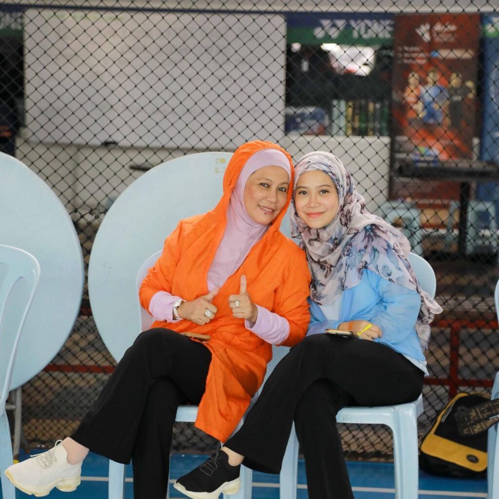 Farah Nabilah Warisi Kejelitaan Ibu, Datin Haslina Ismail Anggun Usia ...