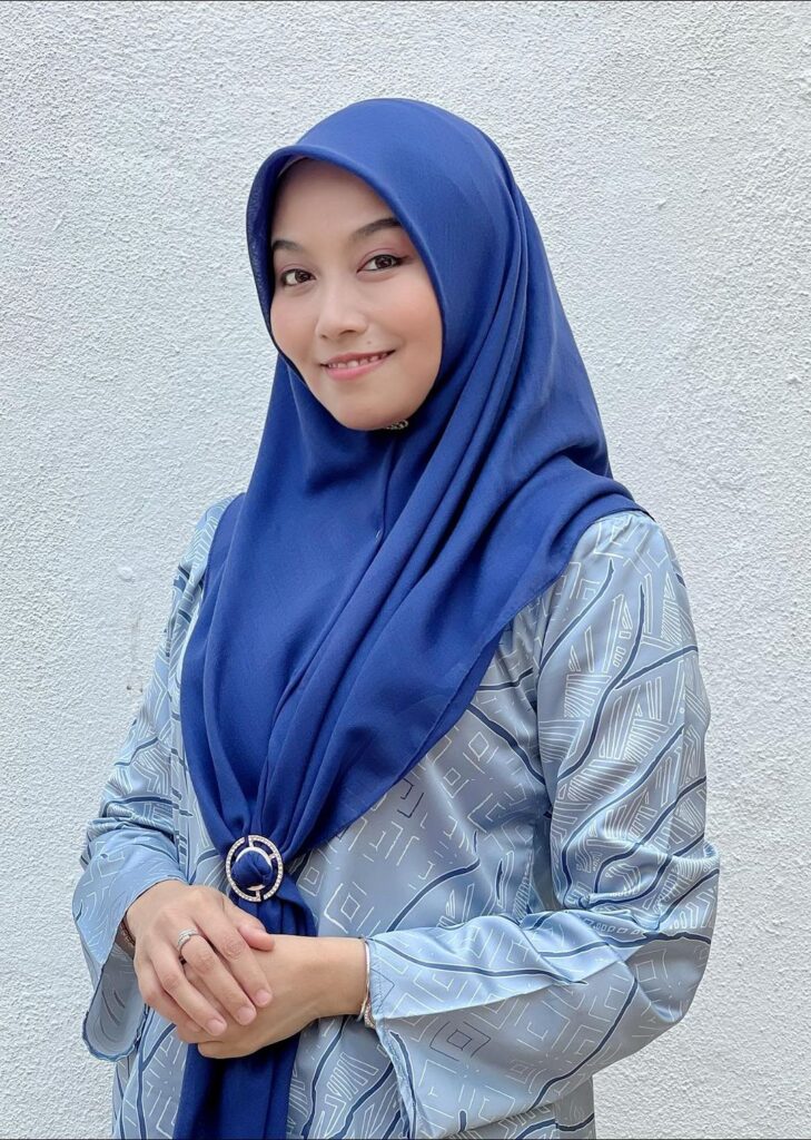 Anak Gadis Warisi Suara Lunak Ibu, Anis Suraya Kerabat Diraja ...