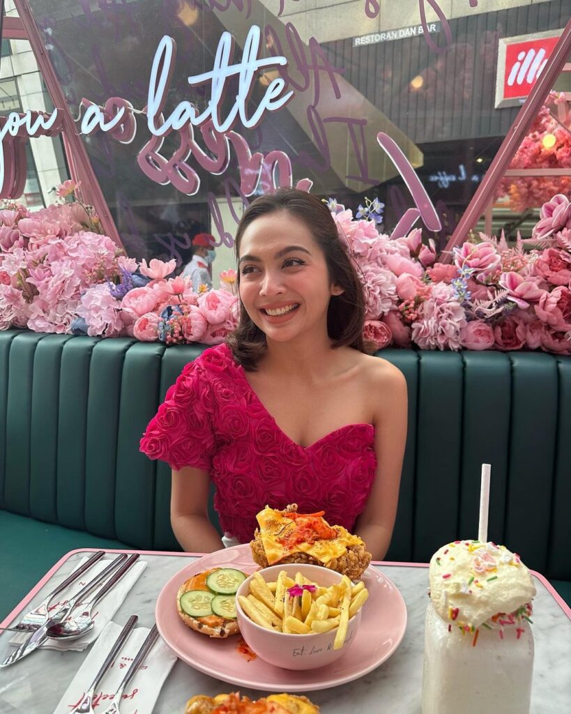 'Lailer' Genap Usia 26 Tahun, Wajah Cantik & Bakat Riena Diana Raih ...