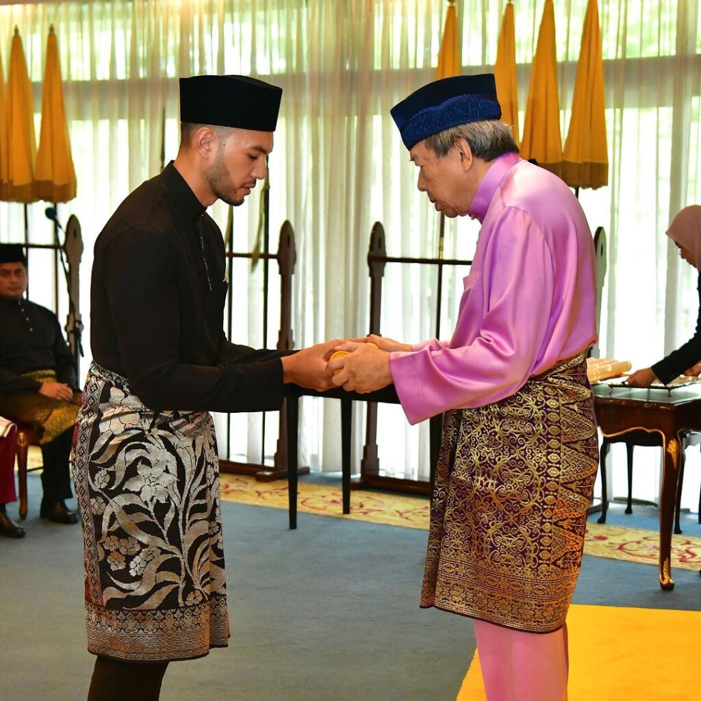 Suami Dikurnia Gelaran YDM Tengku Orang Kaya Menteri Diraja, Pelakon ...