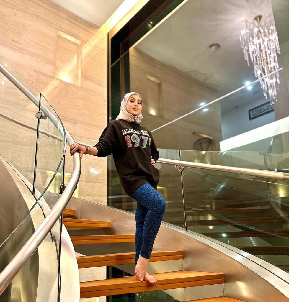 Tampil 'Stailo' Rai Hari Lahir, Azrinaz Mazhar Hakim Bahagia & Awet ...