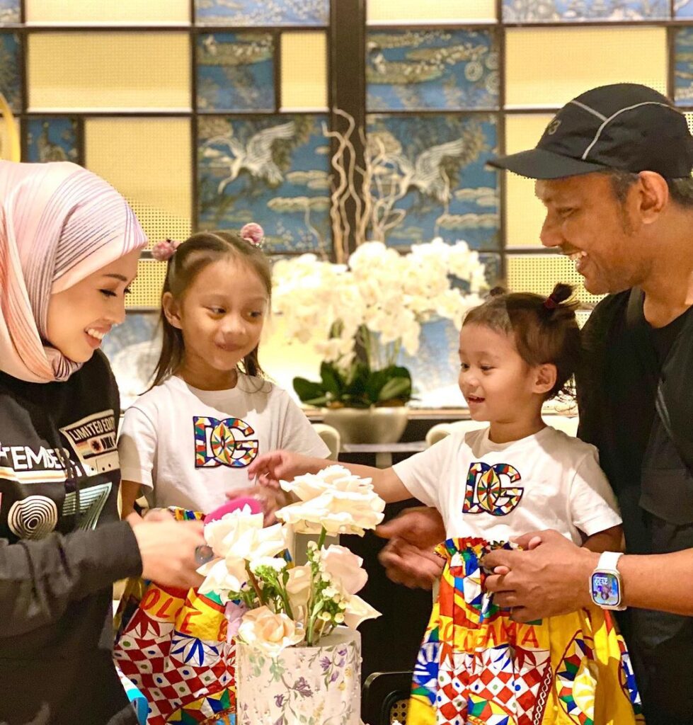 Tampil 'Stailo' Rai Hari Lahir, Azrinaz Mazhar Hakim Bahagia & Awet ...