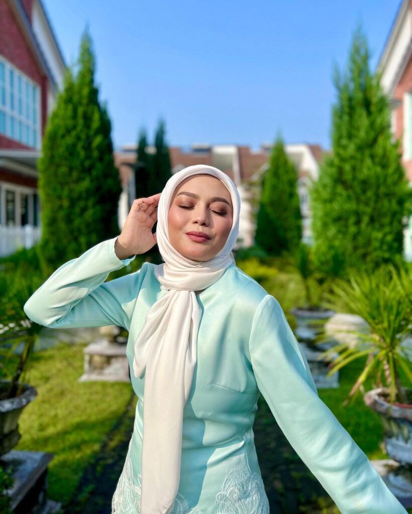 Adik DATIN SERI HELIZA HELMI Terima Ijazah & Bergelar Hajah Di Usia 25 ...