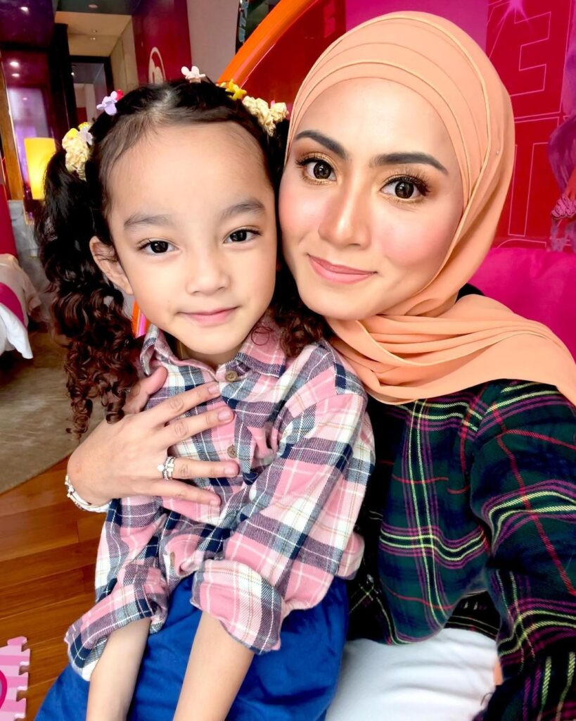 Cetus Fenomena Tudung Fareeda, Usia 34 Mawar Karim Kental & Matang Jadi ...