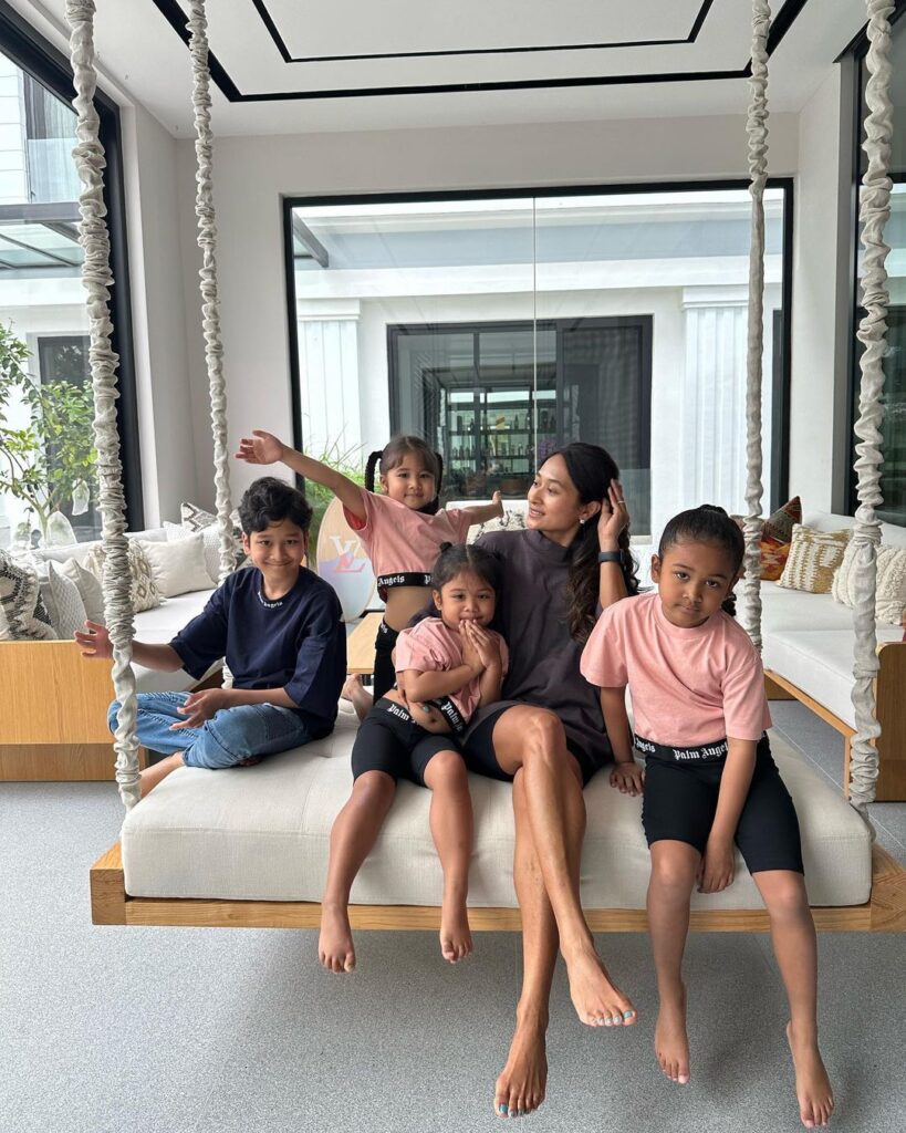 Arwah Bapa Billionaire Ternama, Nadia Nasimuddin Optimis Berniaga & Bahagia Jadi Ibu 4 Anak!