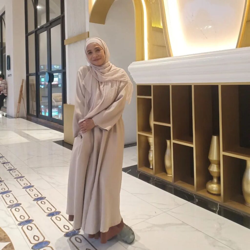 "Sopan & Lembut Je Orangnya," Aida Khalida Cantik Semula Jadi Usia ...
