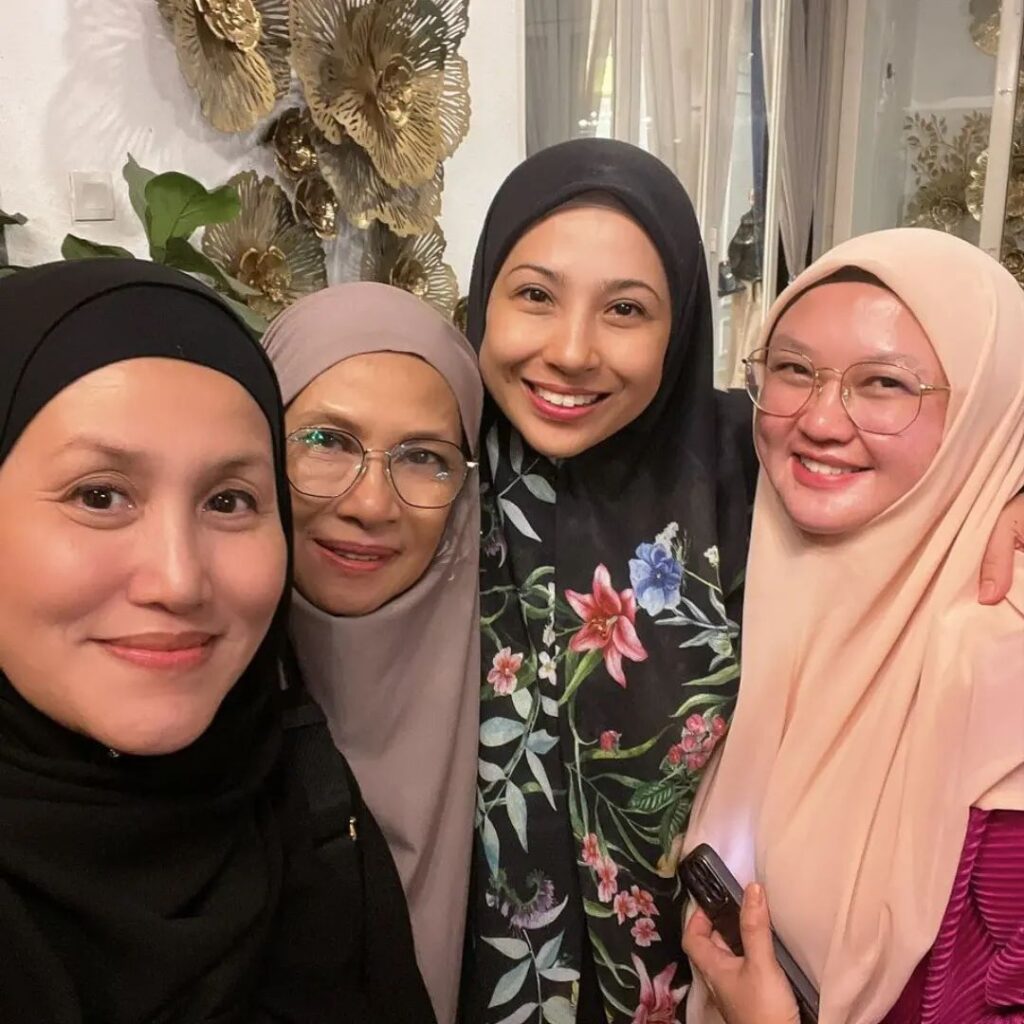 "Sopan & Lembut Je Orangnya," Aida Khalida Cantik Semula Jadi Usia ...