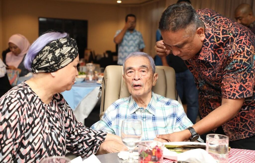 Pencetus Islam Hadhari, Sosok Terkini Tun Abdullah Badawi Genap Usia 84 ...