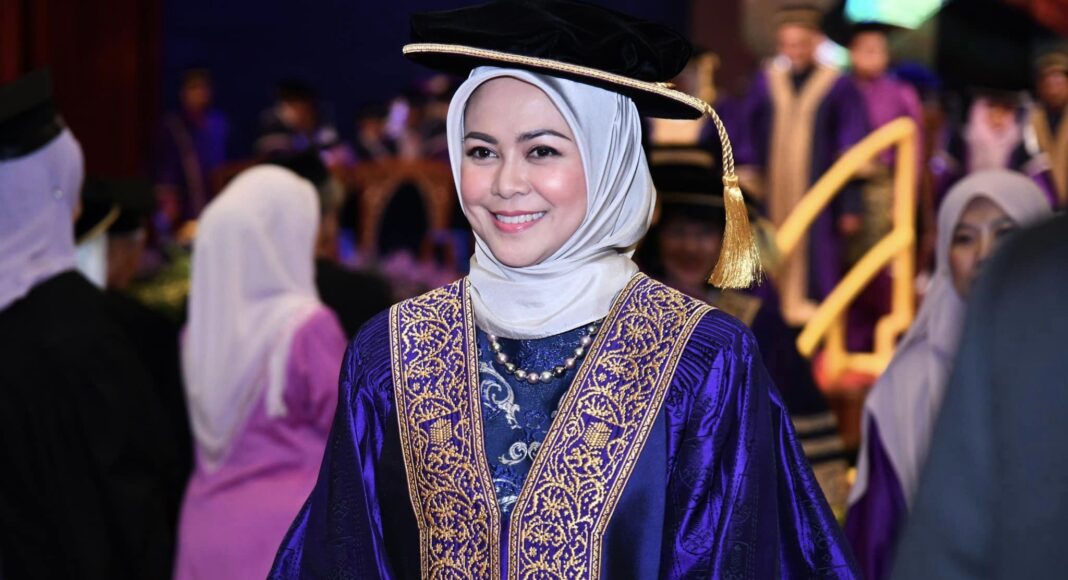 Ibu Anak 4 & Kerabat Diraja Selangor, Cantiknya Isteri Menteri Kewangan ...