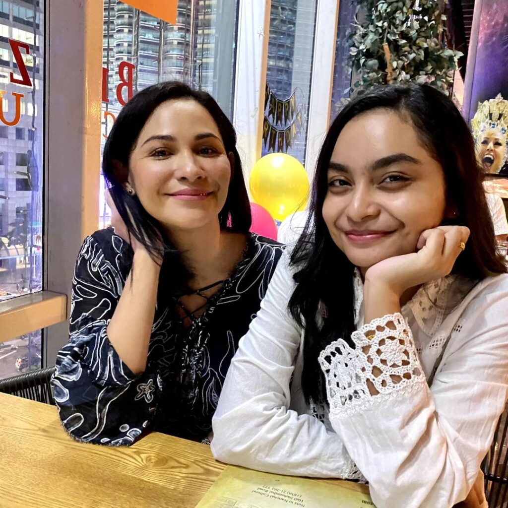 Cantik Persis Ibu, Wajah Anak Aleza Shadan Jadi Tumpuan & Ceburi Bidang ...