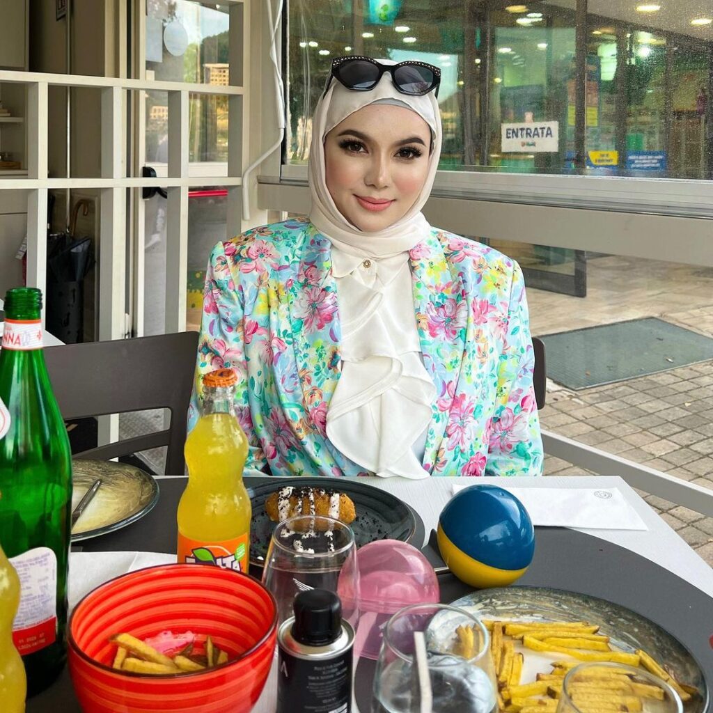 Kayanya Beli Tiket Flight Cecah RM100 Ribu, Instafamous Cik Epal ...