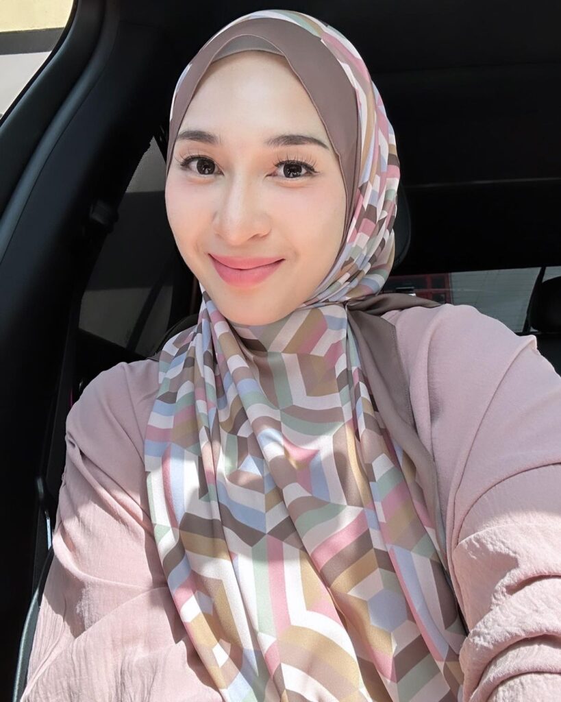 Cantik Isteri Shukri Yahaya, Tya Adnan Ibu Jelita 2 Anak & Usahawan Tudung!