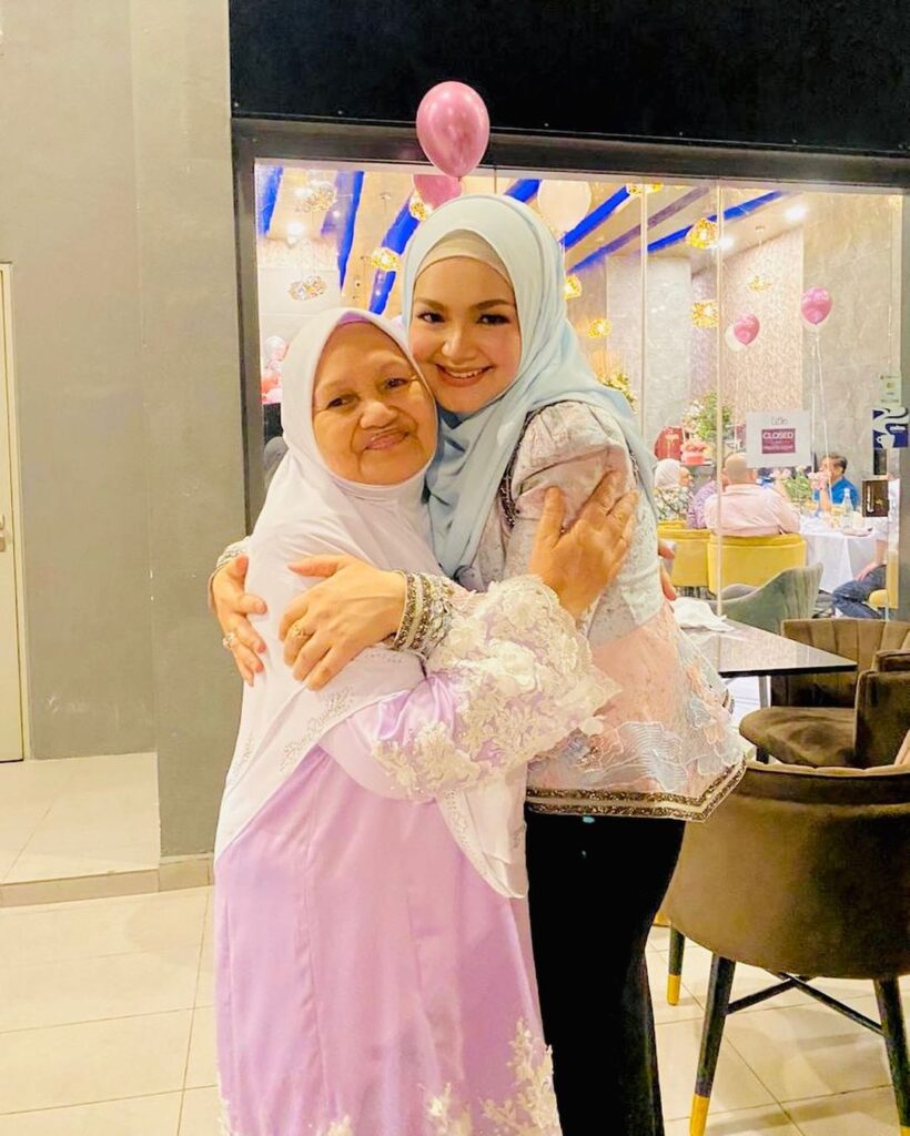 “Mak Wanita Hebat, Solehah & Jadi Idola Siti,” Genap Usia 71, Peribadi Ibu Jadi Inspirasi Siti ...