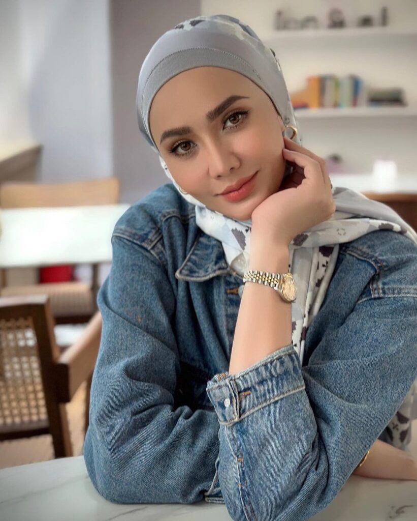 “Masih Berdua, Masih Bercinta,” Rai Anniversary Ke-9, Siti Elizad ...