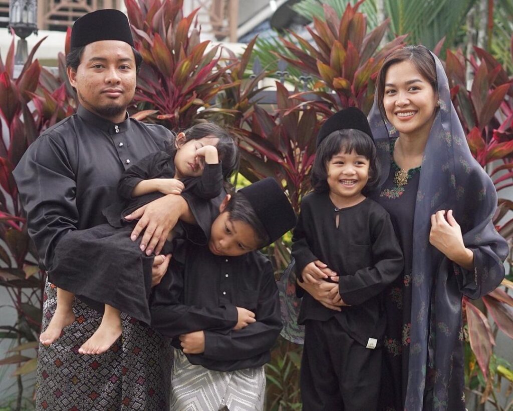 Serlah Sisi Bapa Penyayang, Aksi Manja & Wajah Cantik Anak Dato ...