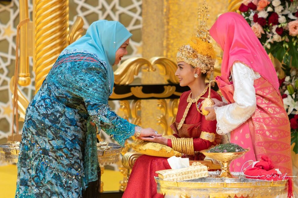 Segaknya Ibu Bapa Dayang Anisha Berbusana Tradisi Putih, Wajah Bakal ...