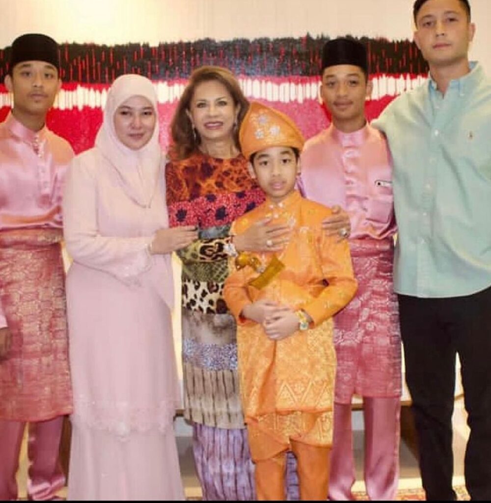 Kecantikan Tak Memudar, Cik Puan Muda Julita Aishah Jelita Usia 53 & Ibu Anggun!