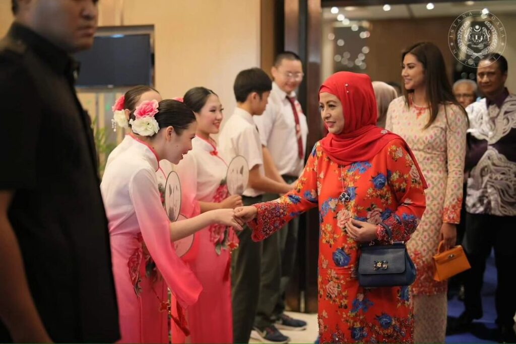 Anggun Berbusana Kurung Merah, Penampilan Raja Permaisuri Agong Di Majlis Sambutan Tahun Baharu ...