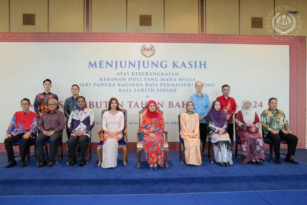 Anggun Berbusana Kurung Merah, Penampilan Raja Permaisuri Agong Di Majlis Sambutan Tahun Baharu ...