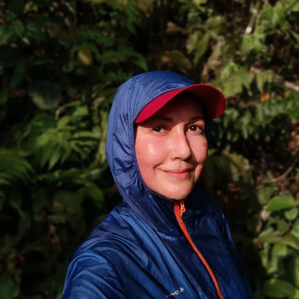 Aktif Hiking, Tak Hairanlah Zakiah Anas Cantik & Ramping Usia Lewat 50an!