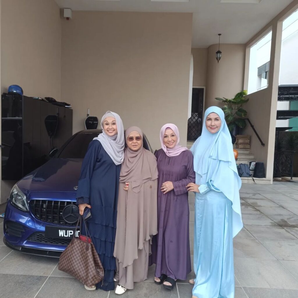 Aktif Hiking, Tak Hairanlah Zakiah Anas Cantik & Ramping Usia Lewat 50an!