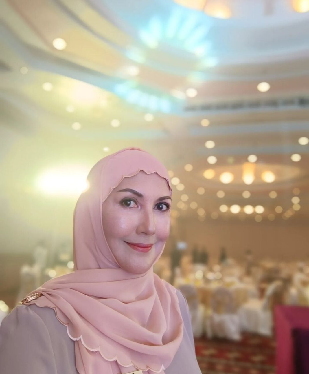 Aktif Hiking, Tak Hairanlah Zakiah Anas Cantik & Ramping Usia Lewat 50an!