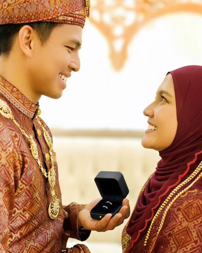 Rangkul Naib Juara Asia, Beregu Badminton Nur Izzuddin Rumsani Bergelar Suami Usia 25!