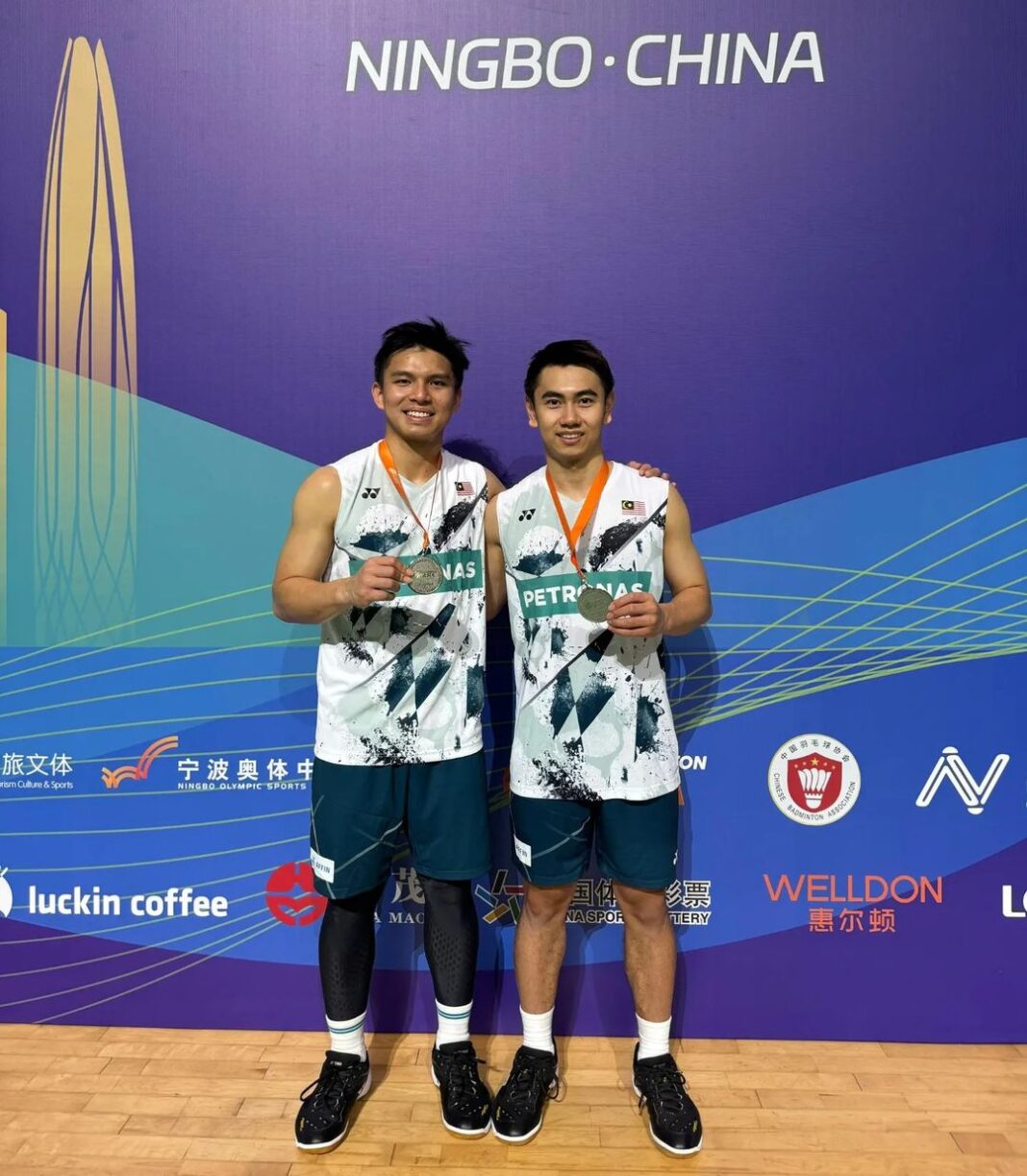 Rangkul Naib Juara Asia, Beregu Badminton Nur Izzuddin Rumsani Bergelar ...
