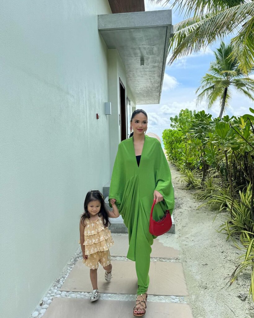 Rezeki Dikurnia Suami Penyayang, Potret Bahagia Ain Edruce Bercuti ...