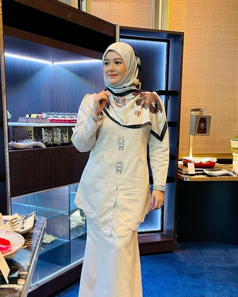 3 Tahun Bahagia Jadi Isteri, Suami Hadiahkan Sheera Iskandar Cincin ...