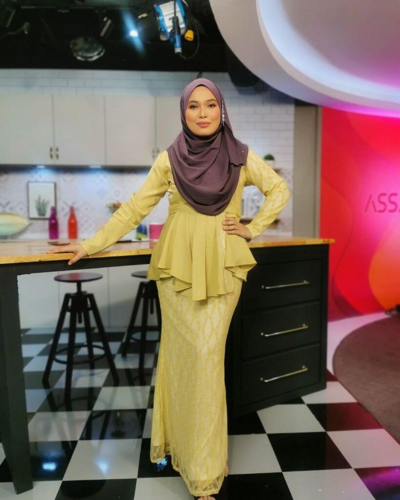 Aktif Jadi Hos, Penampilan Sopan & Wajah Cantik Farah Diana Anuar ...