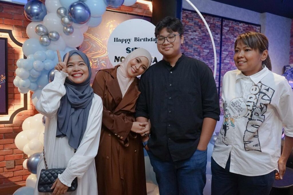 Ibu Anggun Usia 56 & Penjawat Awam Berdedikasi, Dato' Sri Suriani Ahmad ...