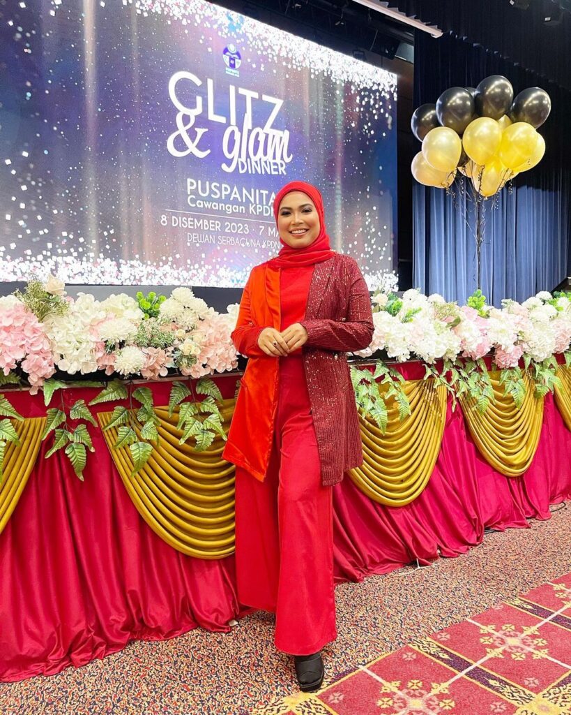 Aktif Jadi Hos, Penampilan Sopan & Wajah Cantik Farah Diana Anuar ...