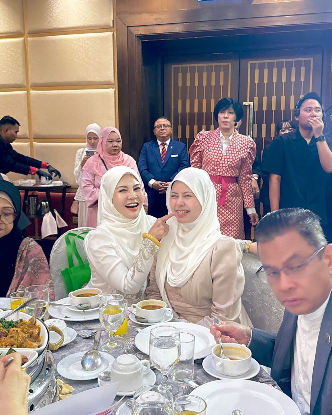 "Ain, Saya Belikan Merc", Bonda Rozita Belikan Mercedes Untuk Anak ...