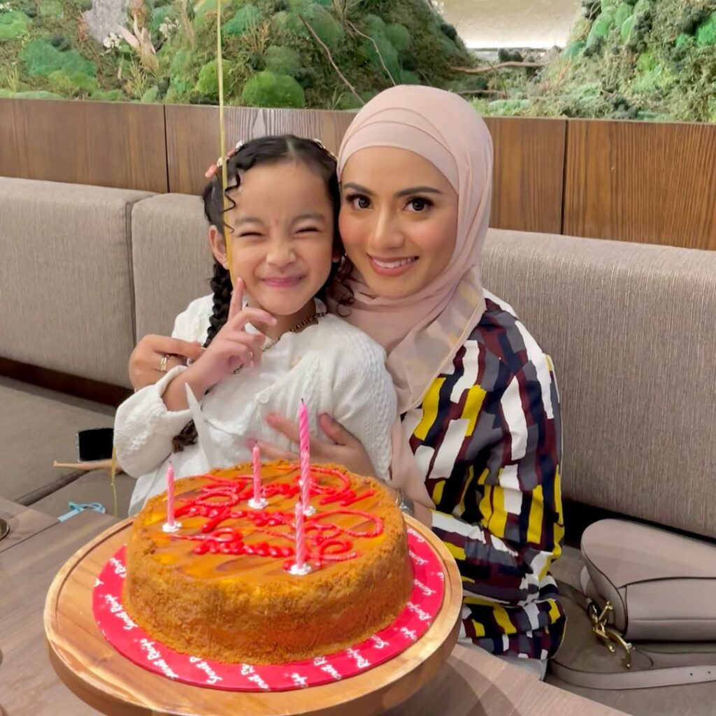 Makin Matang & Jelita, Mawar Karim Rai Ulang Tahun Kelahiran Di Samping ...