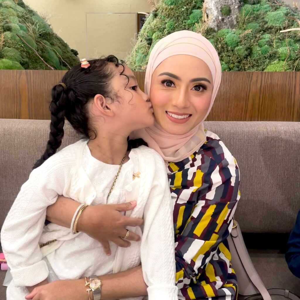 Makin Matang & Jelita, Mawar Karim Rai Ulang Tahun Kelahiran Di Samping ...