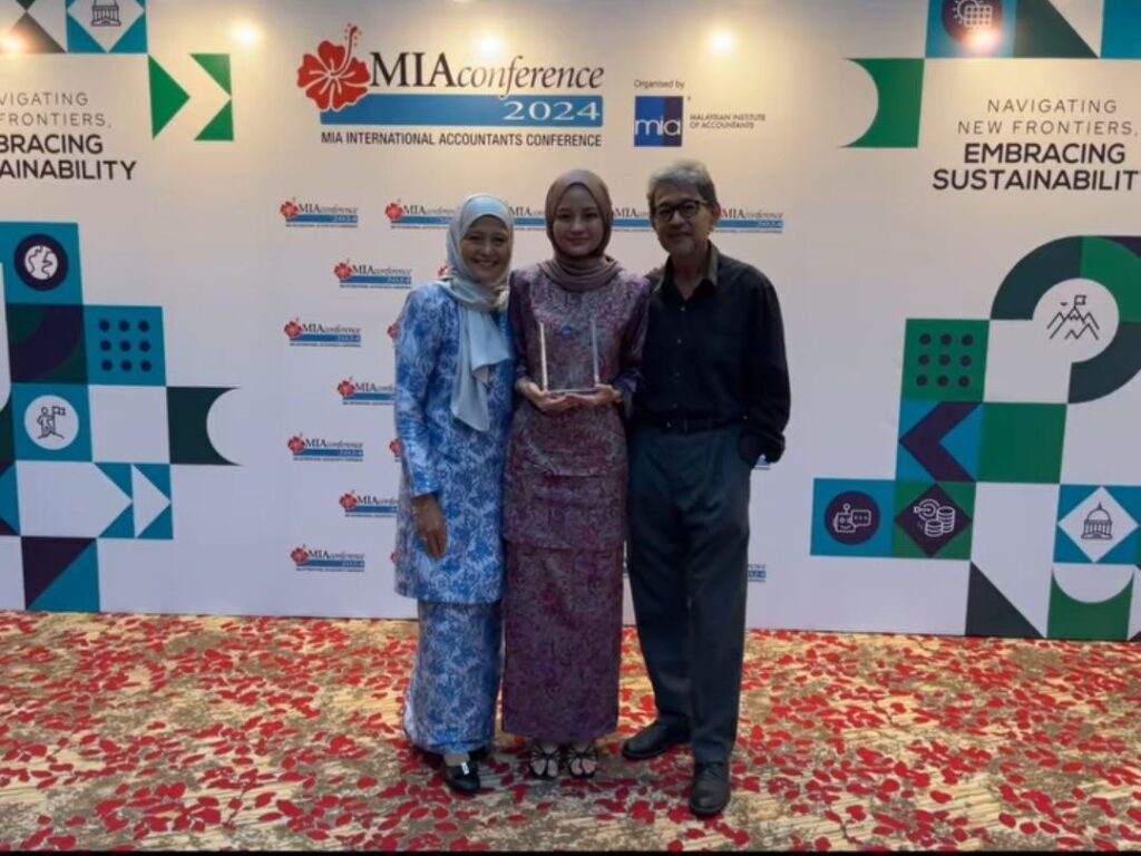 Ibu Anggun Usia 56 & Penjawat Awam Berdedikasi, Dato' Sri Suriani Ahmad ...