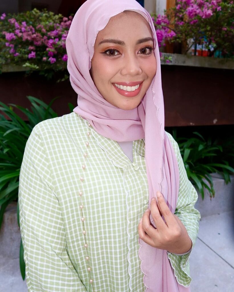 Persis Allahyarham Ibu, Nurnilam Sari Puteri Datuk M. Nasir Selamat ...