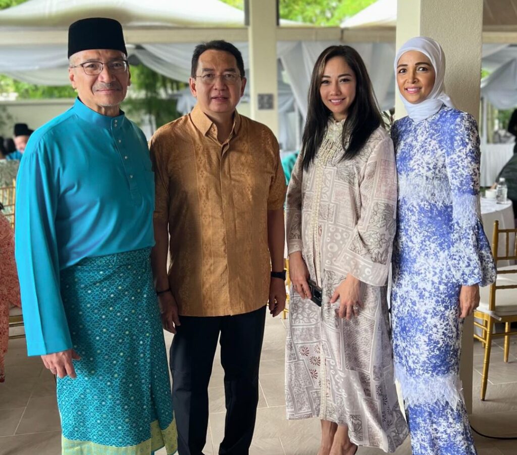 Anggun Berhijab, Penampilan Jelita Suri Hati Dato’ Seri Hishammuddin Hussein Serlah Sisi Kelembutan!