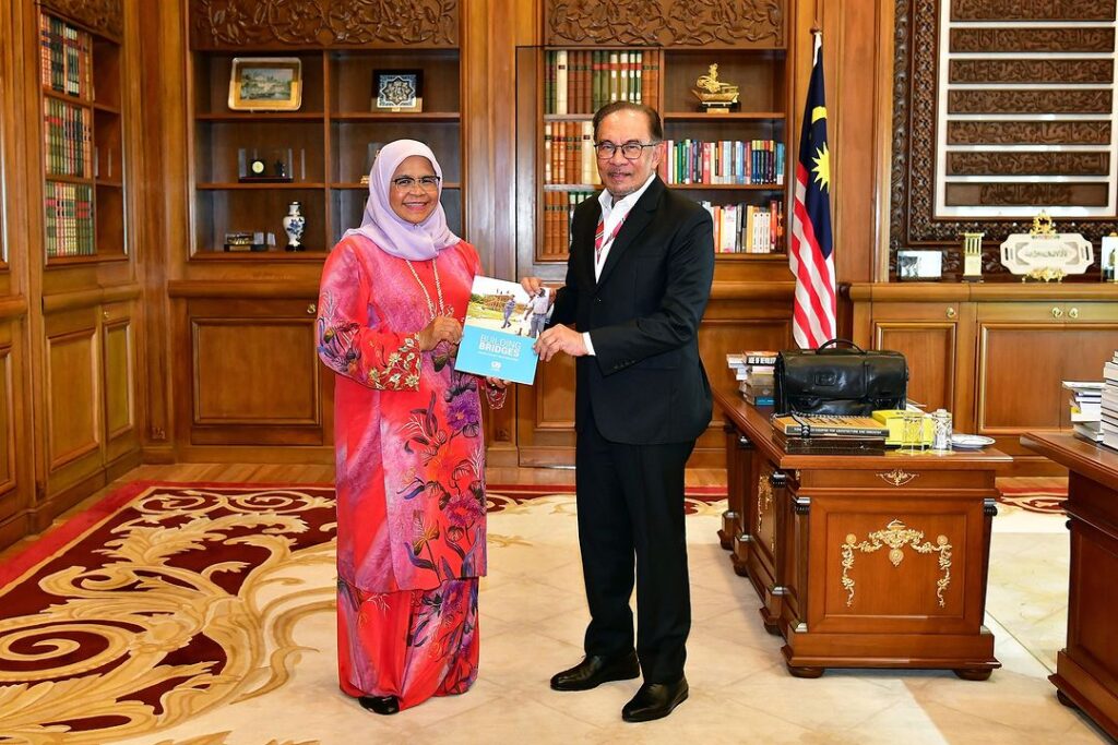 Usia 63 & Suka Bertudung Bawal, Kenali Sosok Wanita Pertama Dilantik ...