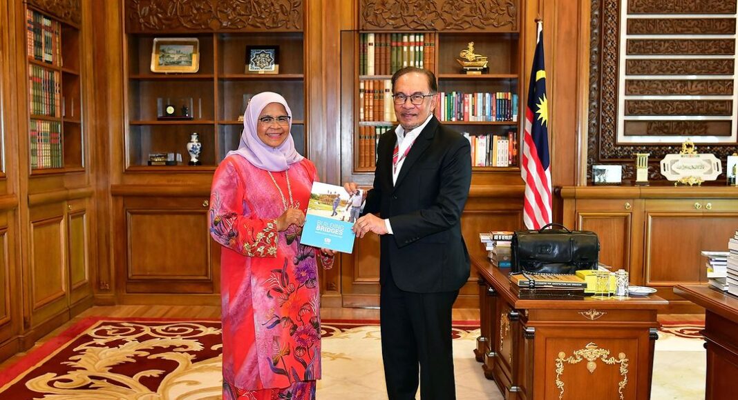 Usia 63 & Suka Bertudung Bawal, Kenali Sosok Wanita Pertama Dilantik ...